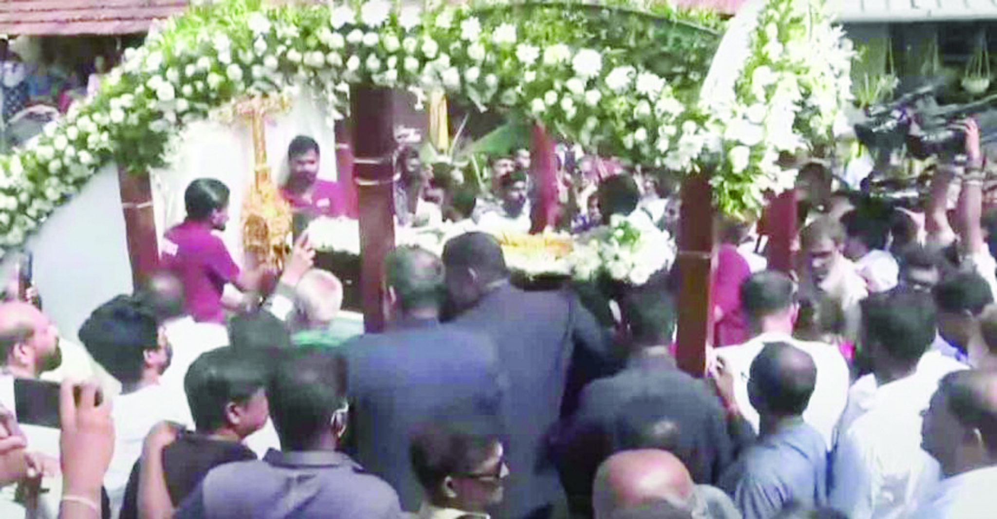 ഇരിങ്ങാലക്കുടയിലെ വീഥിയിലൂടെയുള്ള ഇന്നച്ചന്‍റെ അവസാനയാത്ര ക ണ്ണീ ...